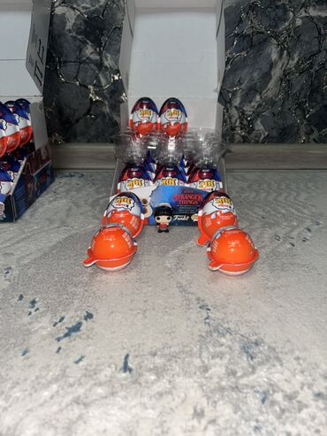Коллекционные яйца Kinder Joy Stranger Things: 2000 KGS Другие предметы ...