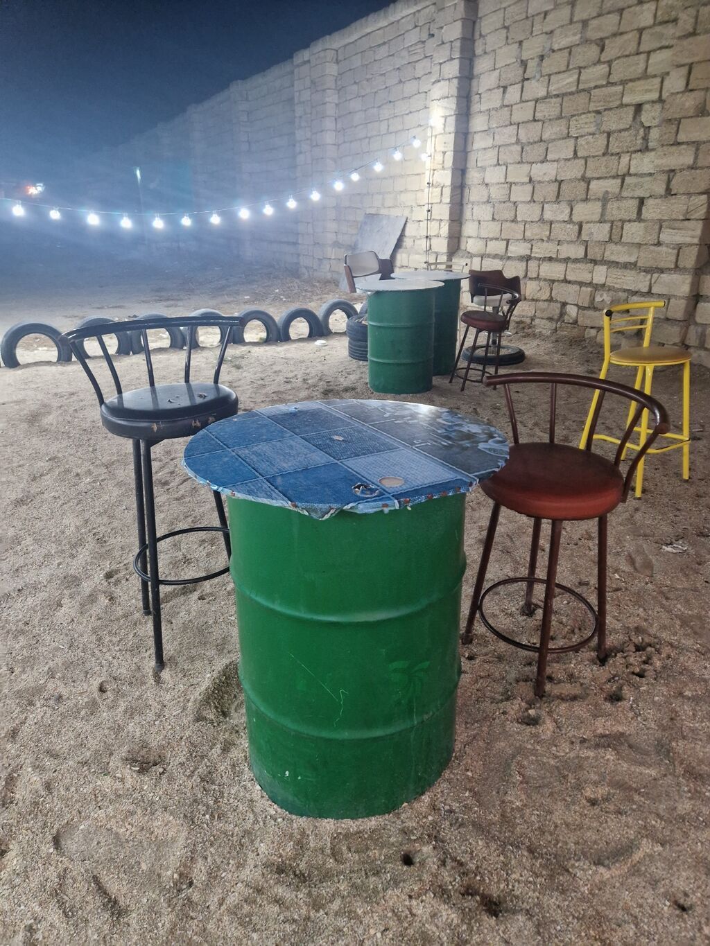 Yaşıl rəngli metal çəlləkdən hazırlanmış bar: 40 AZN Masa və oturacaq ...