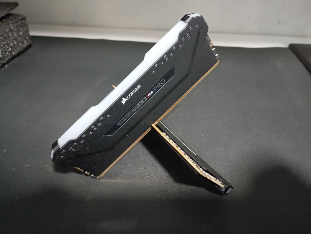 Corsair Vengeance RGB PRO 2X8 16gb: 7000 KGS Оперативная память (RAM ...