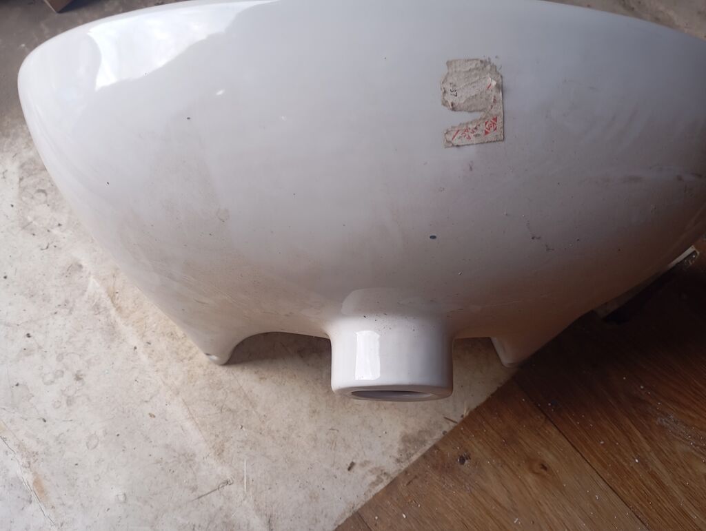 Keramički umivaonik – zidni model -: 4500 RSD WC šolje i lavaboi ...