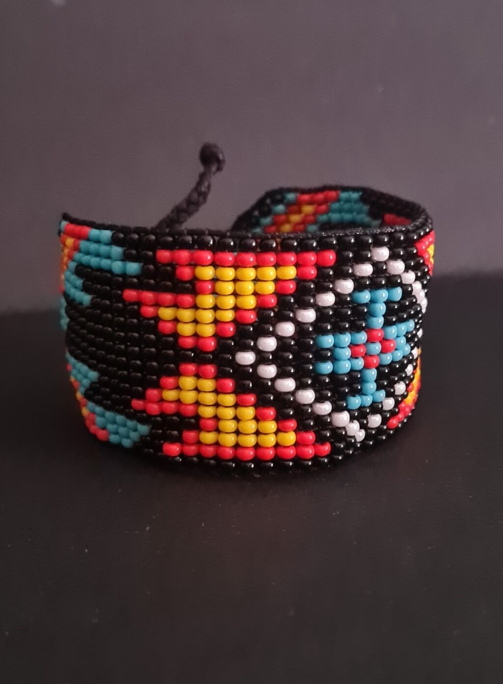 Ručna narukvica od perlica – šarena: 2000 RSD Narukvice | Novi Sad | 98838876 ᐈ lalafo.rs