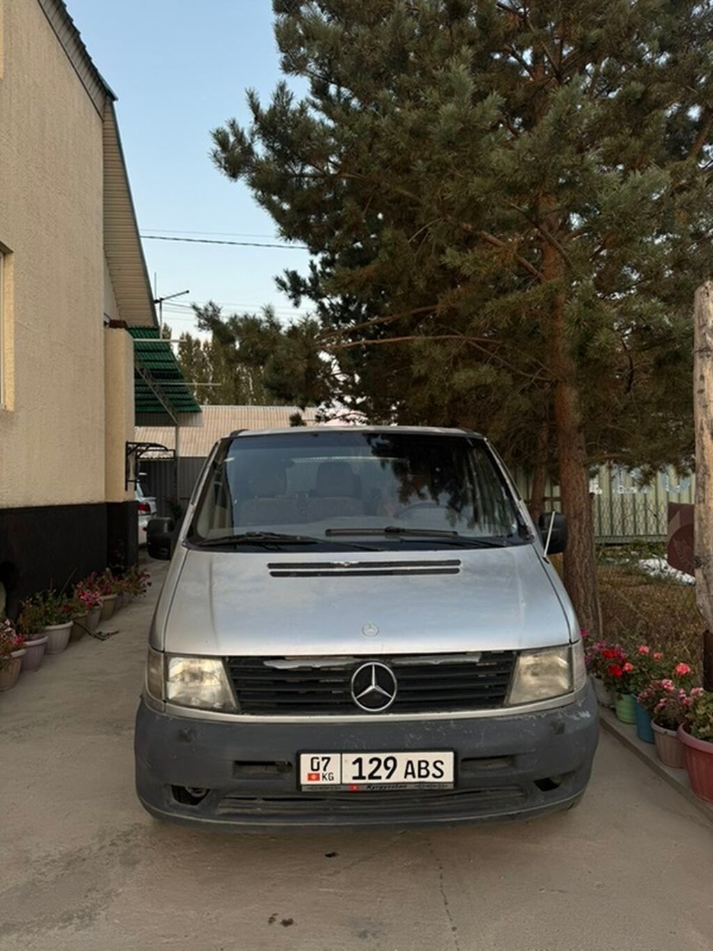 Mercedes-Benz Vito (W114)— серебристый минивэн/микроавтобус.: 500000 ...